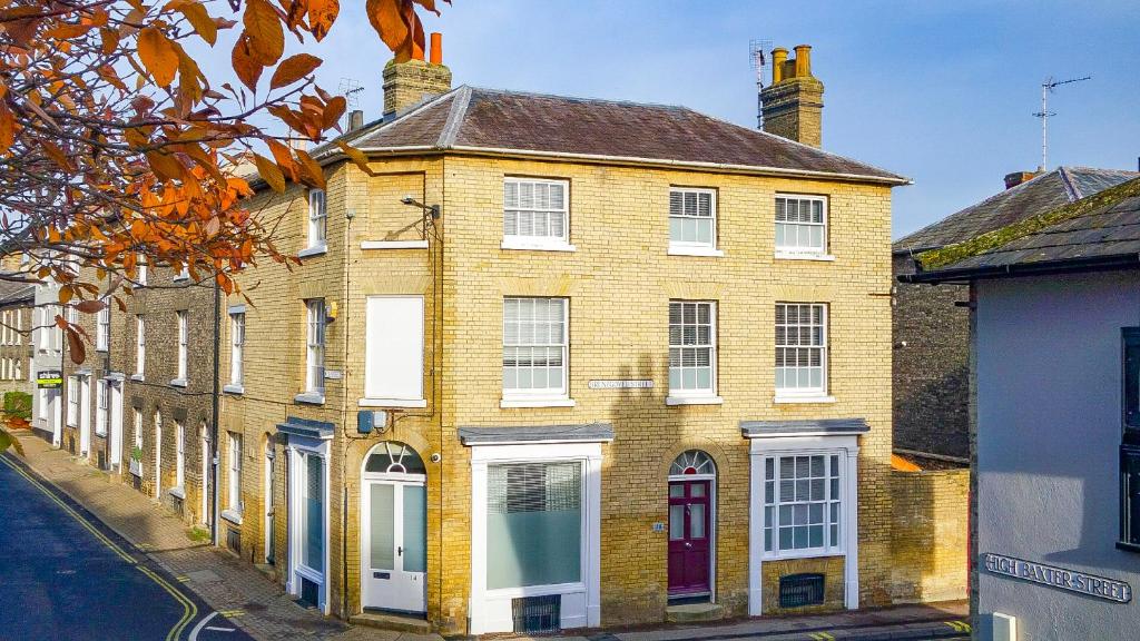 Luxury 3 bed town house in the centre of BSE with parking for 1 car ...