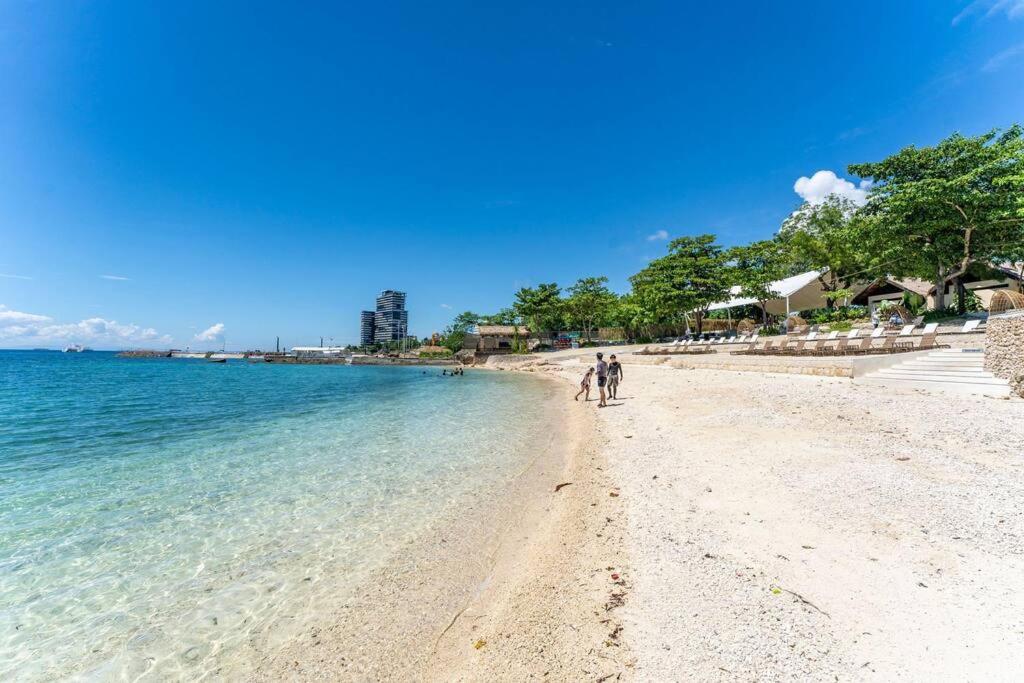 OMP 17J-T1, Seaview, Beach, Pool Access,Near Airport, Fast Wi-fi ...