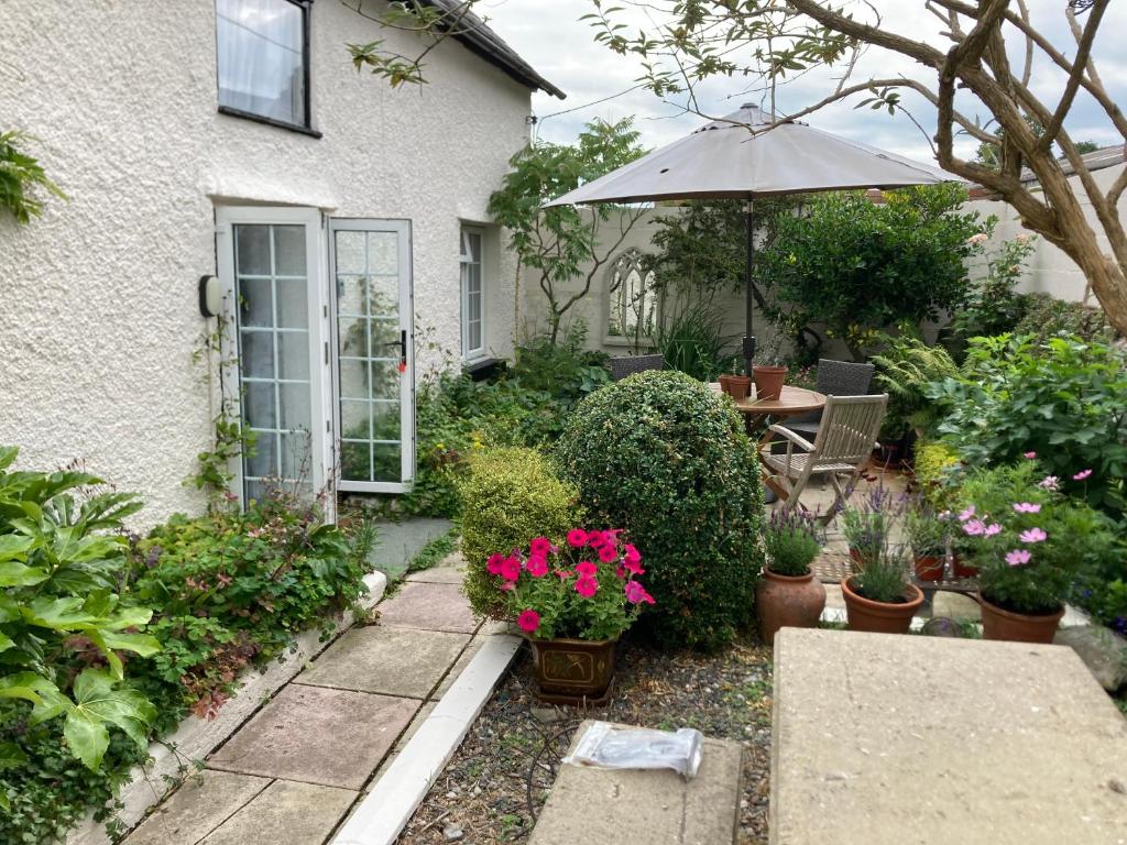Bryntirion Farmhouse Apartment with Hot Tub, Llanfair Caereinion ...