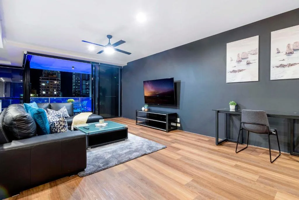 Low Floor Two bedroom plus study - Sleeps 8 - Circle on Cavill - Wow Stay