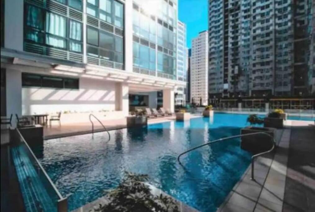 Vibrant Urban Getaway in BGC (pool view), Manila (updated prices 2024)