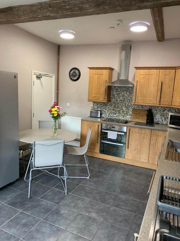 Studio Double. Own bathroom, shared kitchen, Bewdley (updated prices 2026)