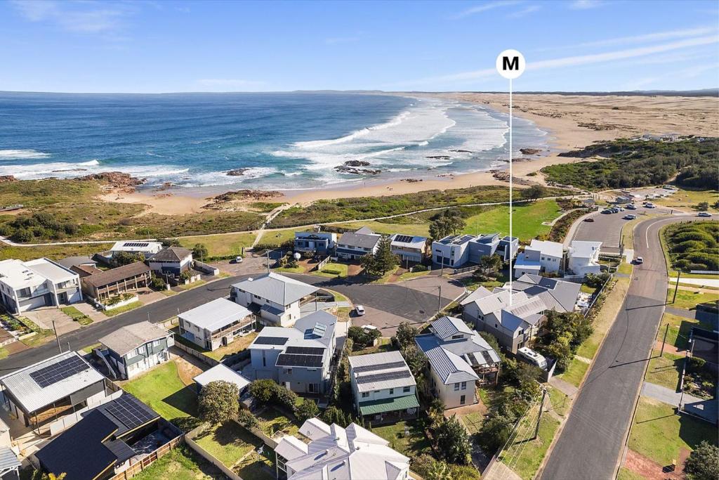 Birubi Point House, 56 Ocean Ave - stunning water views, ducted air con ...