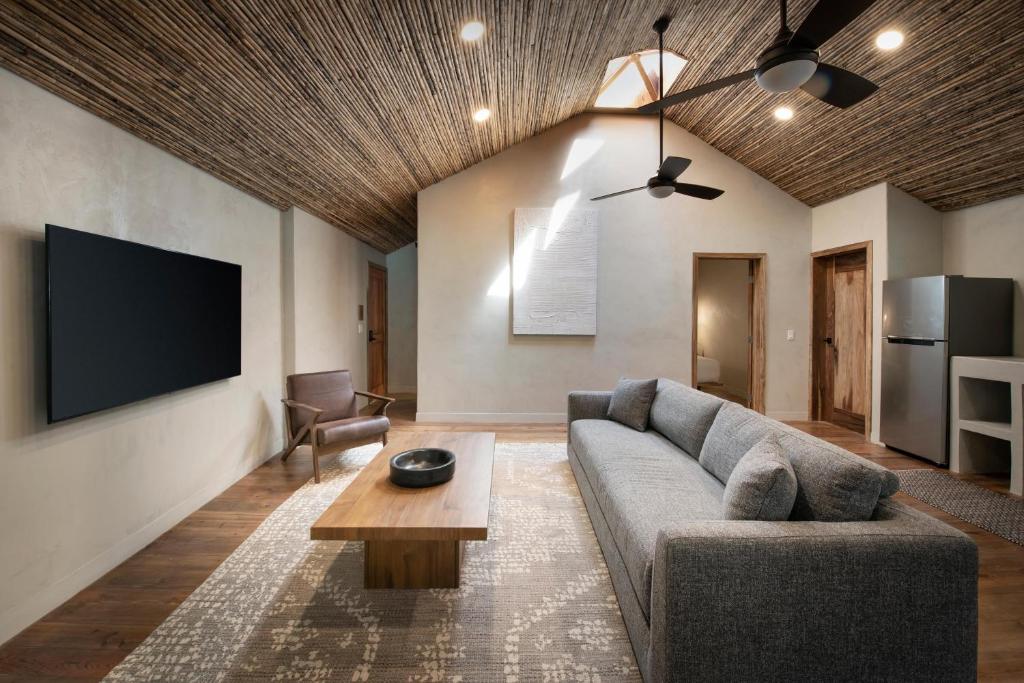 Arca, Roatán (updated prices 2024)