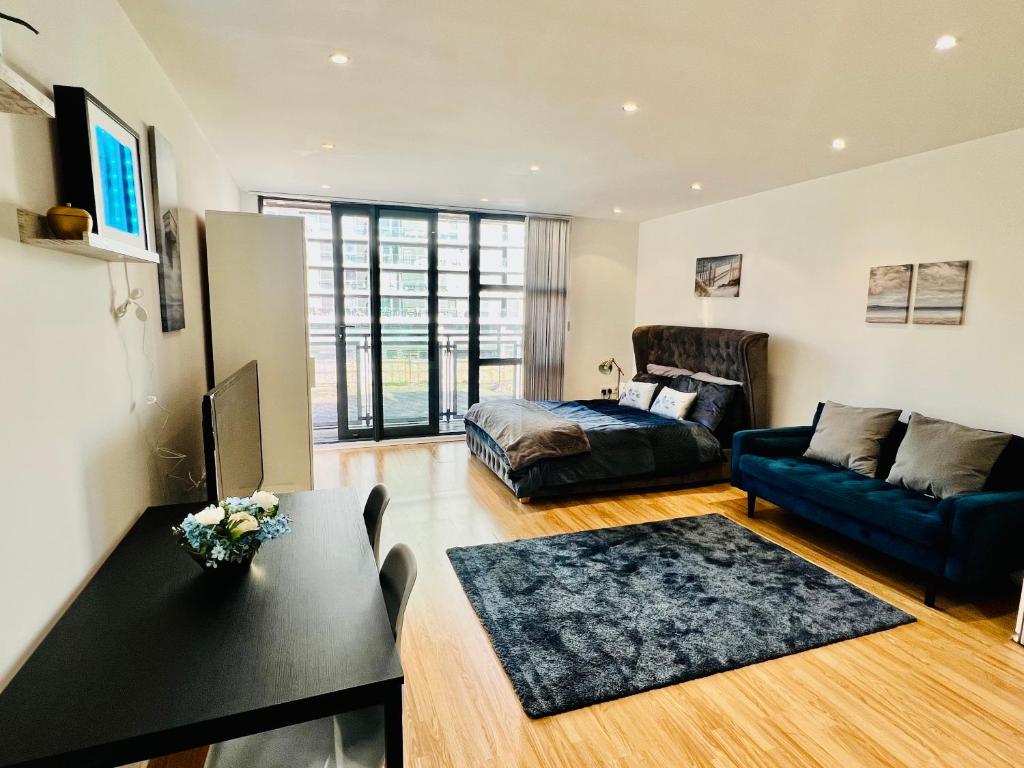 Modern Canary studio- Wifi, London (updated prices 2026)