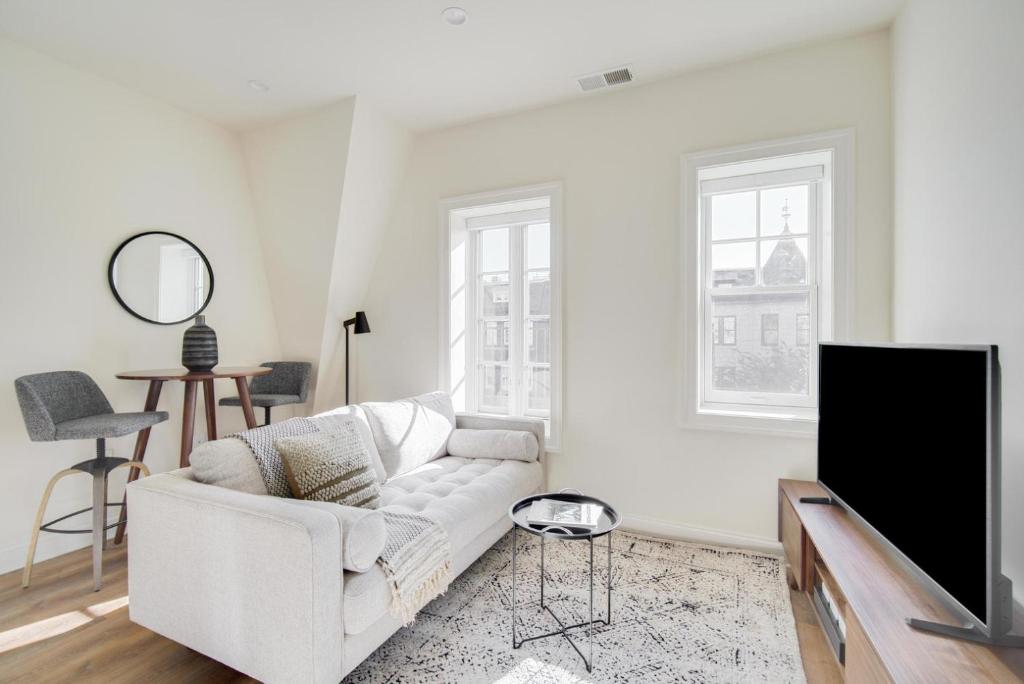 Dupont Circle 2br w wd nr nightlife metro WDC-751, Washington (updated ...