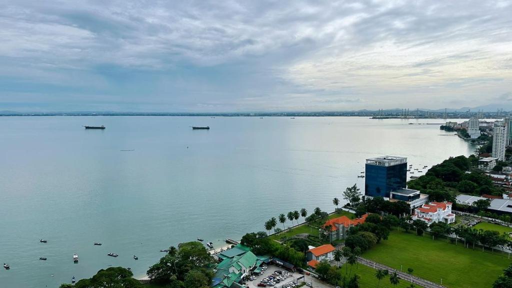 Mansion One Gleneagles Gurney Infinity Seaview Suite, George Town ...