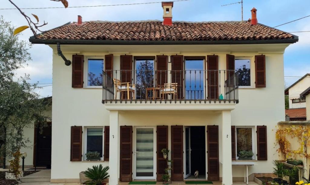 Villino Ca' Bianca, vicino ad ALBA, tre camere da letto, sollevatori ...