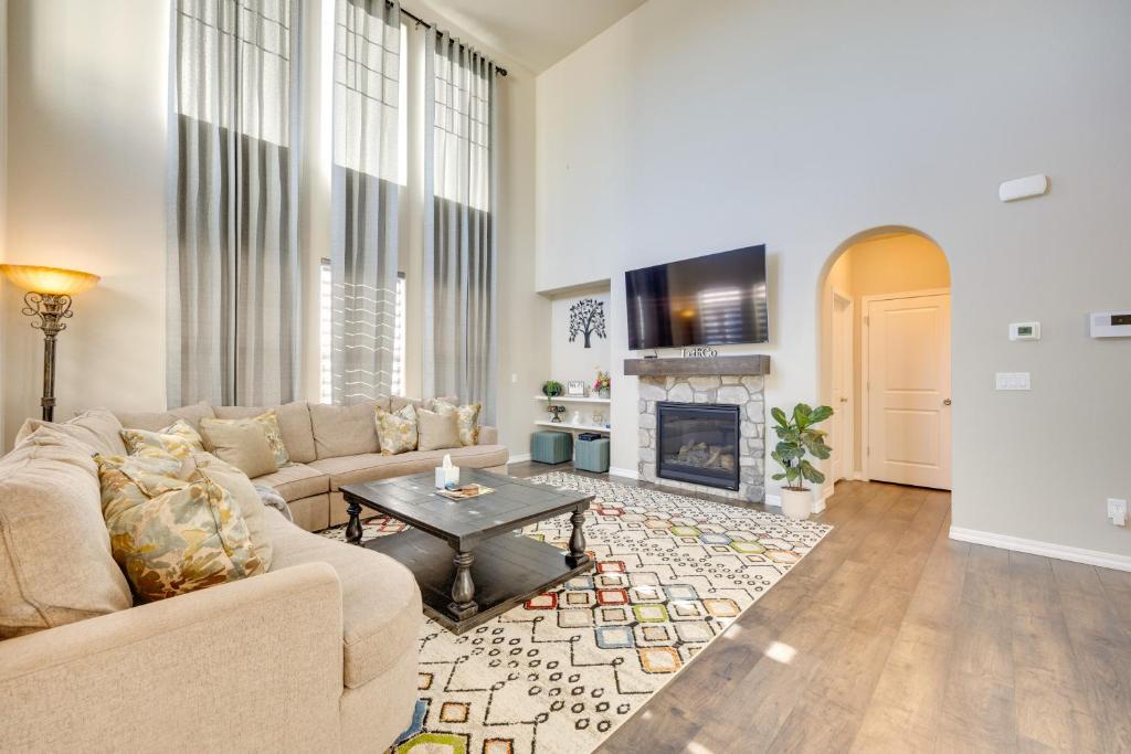 Impressive Peyton Home with Deck!, Shirley – Prezzi aggiornati per il 2024