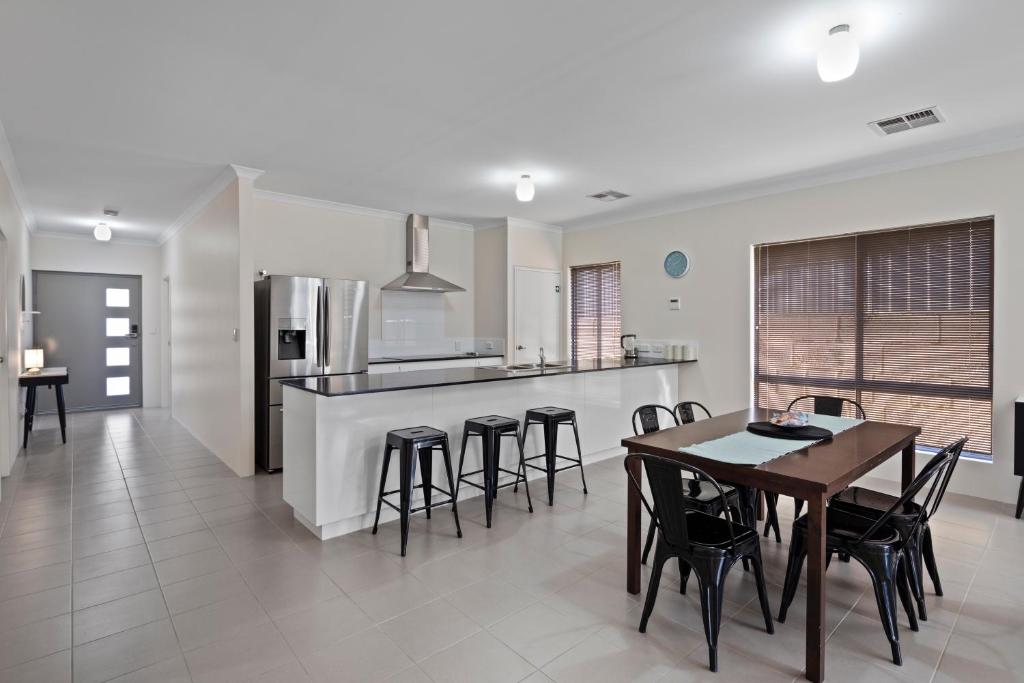 4 Comfy Spacious Family Home, Perth (updated prices 2025)