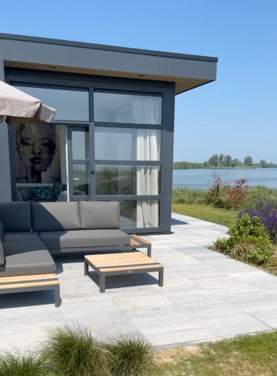 Enkhuizer Strand Chalet IJsselmeerstrand Erste Reihe mit Zaun Hausnr ...