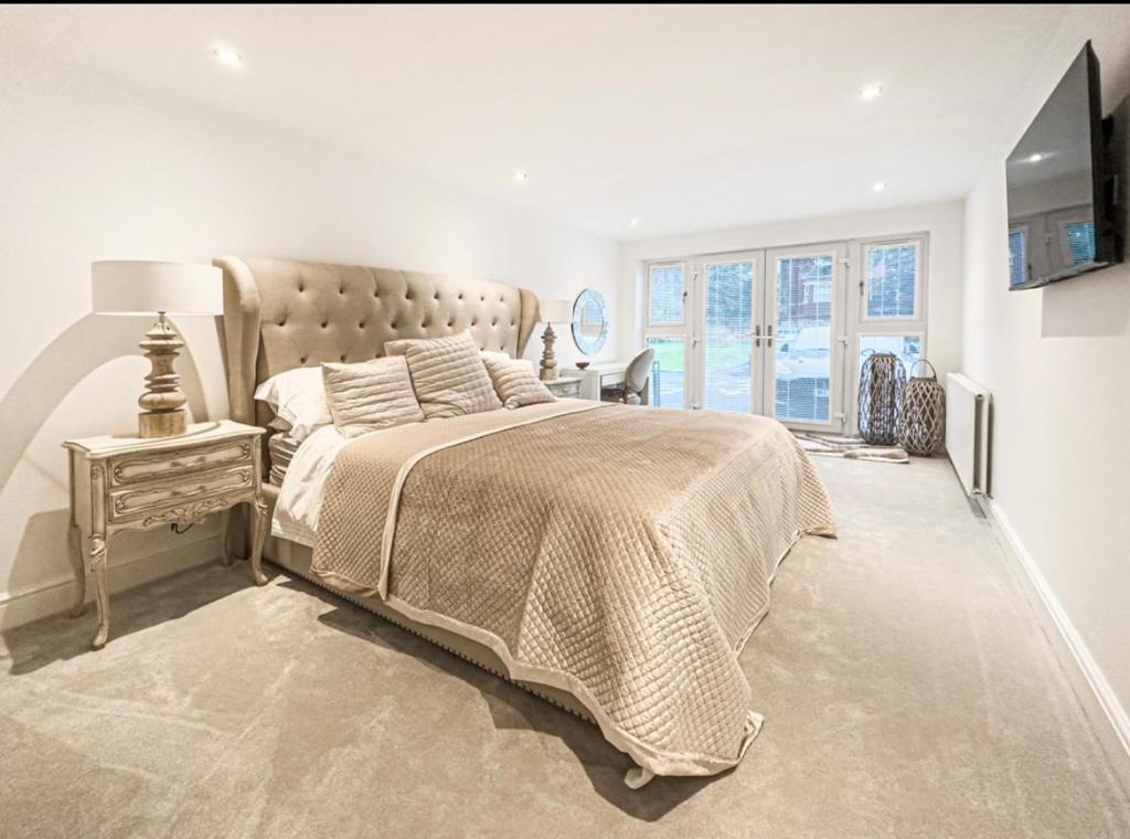 2 Bedroomed apt by Sefton Park and Spire Hospital, Liverpool (updated ...