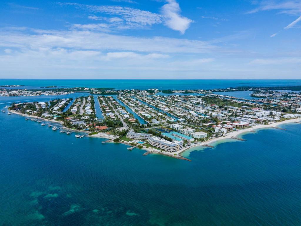 Florida Keys Sea Isle Condo Ocean Front Private Beach, Key Colony Beach ...