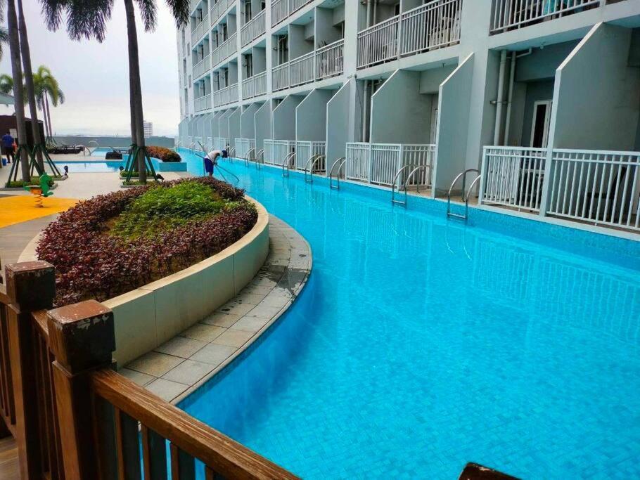 Condo in Pasay@ Breeze Residence by: Lsh Staycation, Manila (updated ...