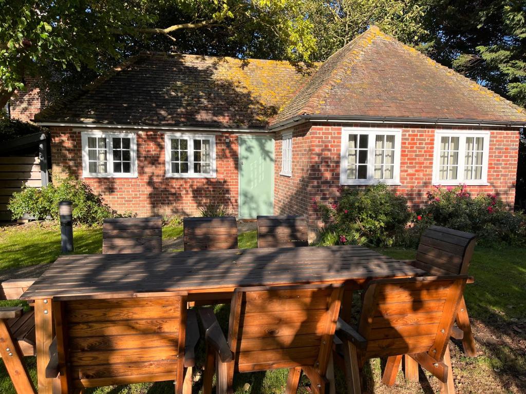 Green Cottage in grounds of Grade II* Frognal Farmhouse, Sittingbourne ...