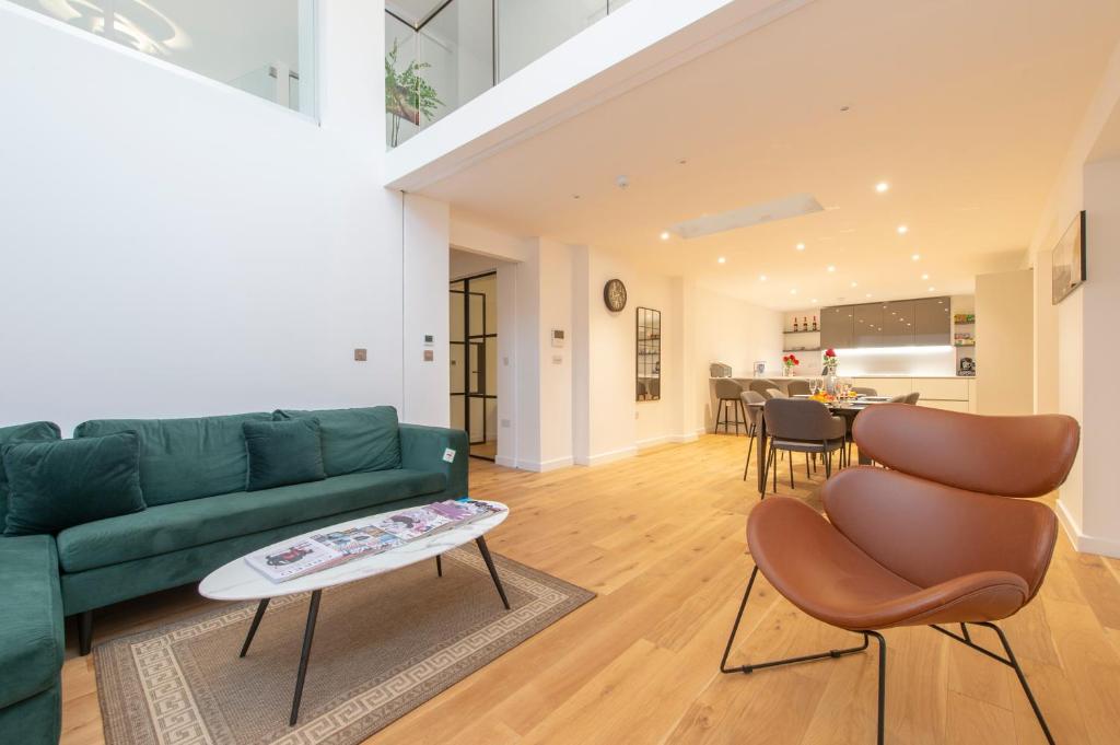 Exclusive 3Bd 4Bth Duplex Apartment, Private Parking, E14, Londen ...