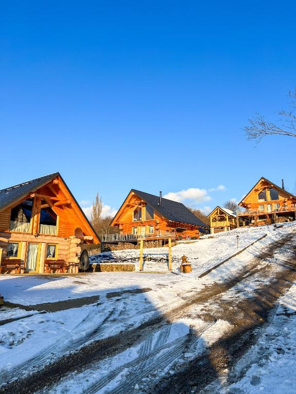 Medveď, Vlk, Líška Zrubová rozprávka nad rybníkom, Kostolná Ves ...