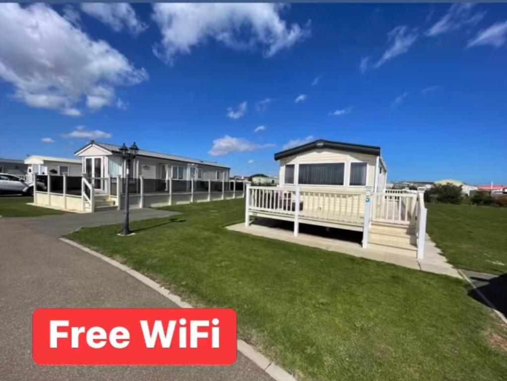 Buttercup Meadow Golden Anchor park, Chapel St. Leonard, modern 6 berth ...