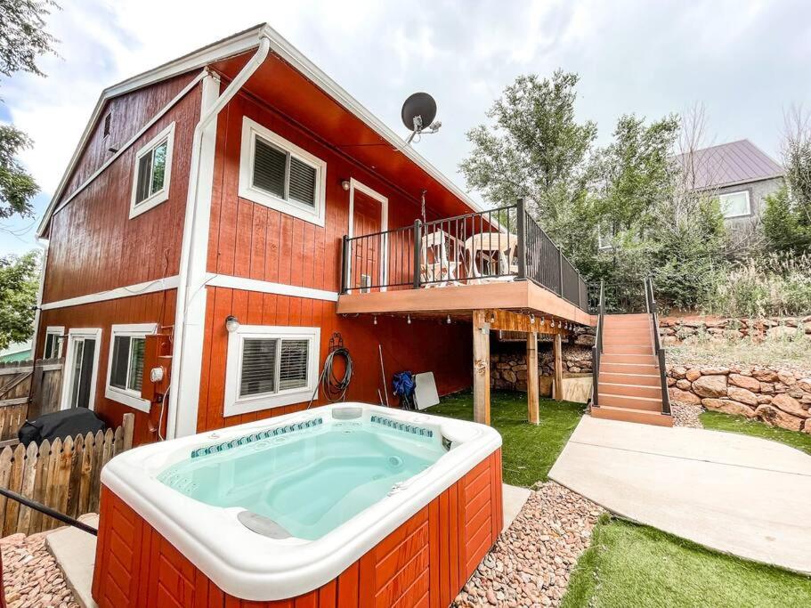 The Red Barn Mountain House, Colorado Springs (updated prices 2026)