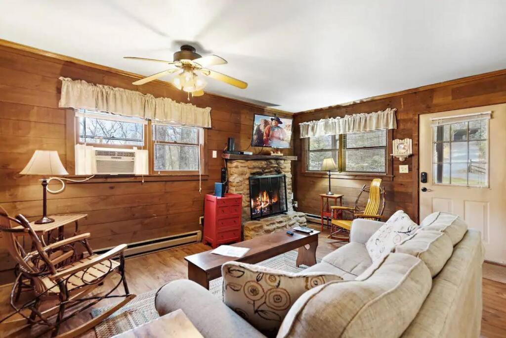 Charming Modern Cabin with Hiking Trails and Fire Pit, Blowing Rock ...