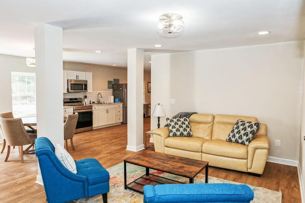 Farm Lodge With Beautiful Open Floor Plan - United States