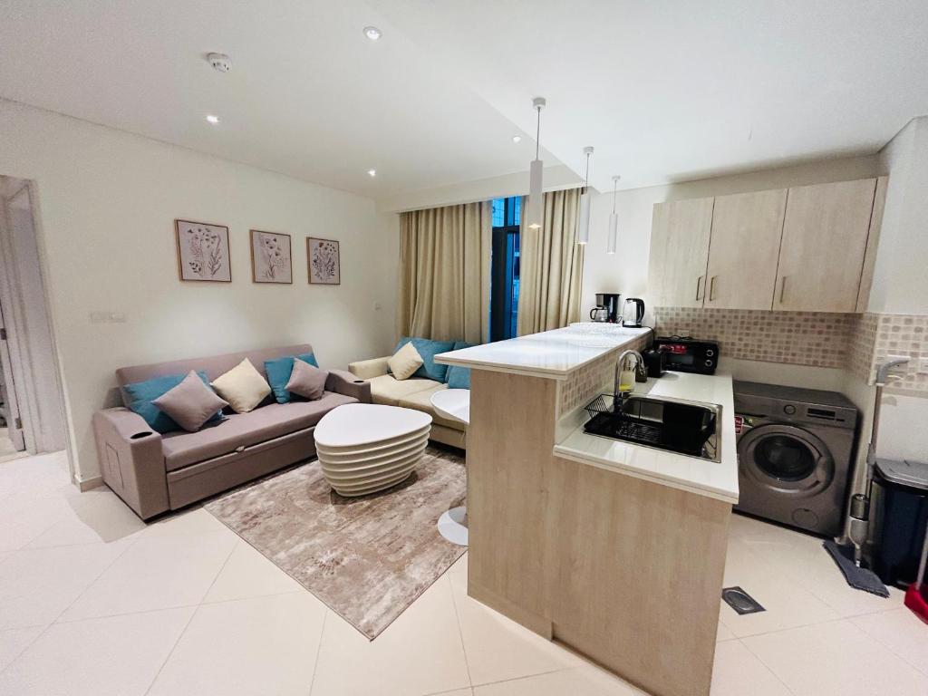 Scenic apartment, Infinity Pool on high floor, Own beach, Dubai ...