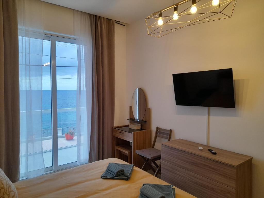 Stylish Seafront 3 Bedroom Apt with Large Roof Terrace, Bugibba, St ...