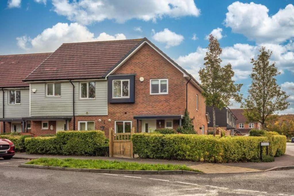 Cosy 3 bed house close to Gatwick Airport, Ifield (updated prices 2026)