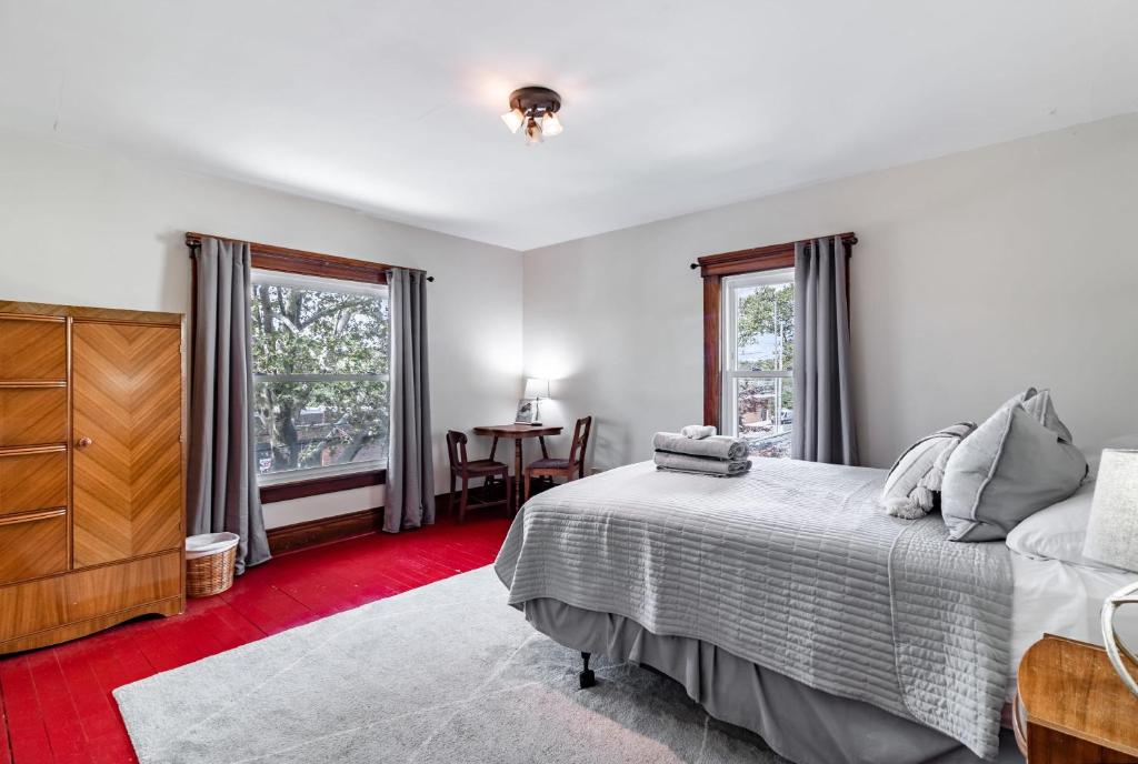 Walk to Downtown Kent - 3 BR House w Patio & Yard, Kent (updated prices ...