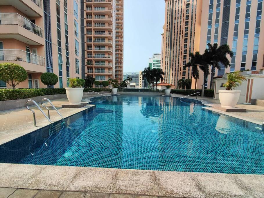 A2J Luxury Balcony Venice Studio Suite Near BGC, Manila (updated prices ...