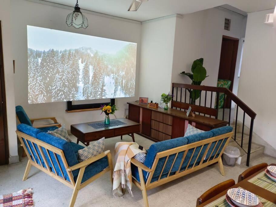 SS2 PJ-3 rooms Cinematic Moment & urban relax Balcony, Petaling Jaya ...