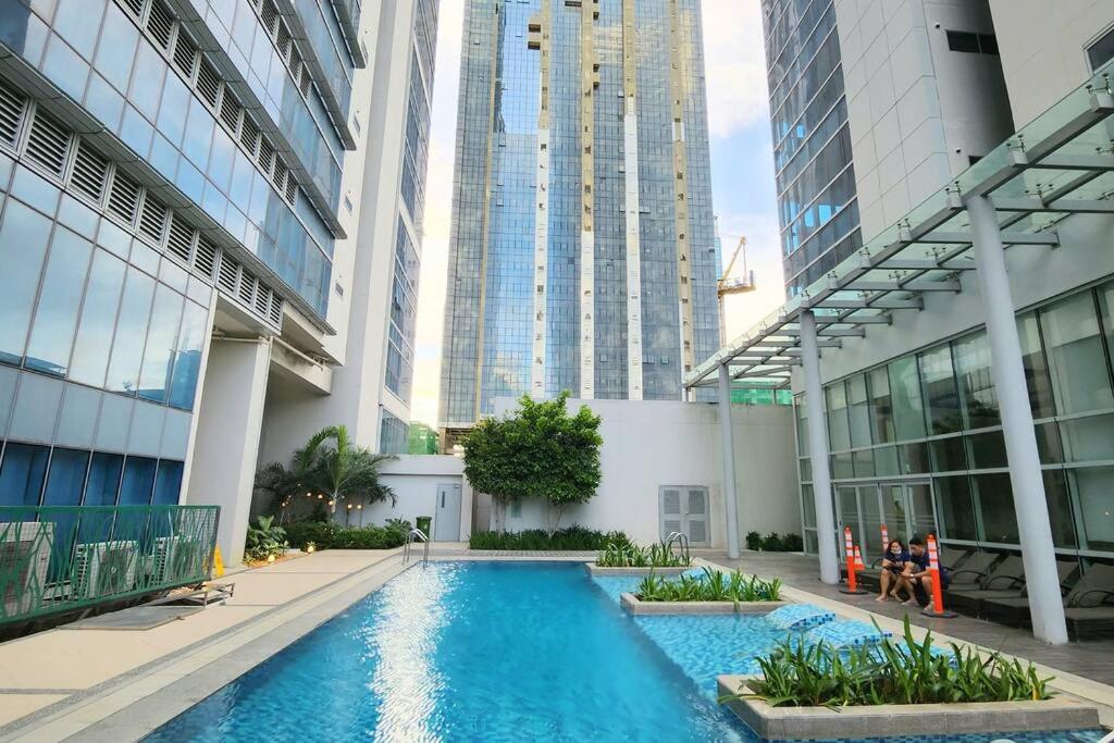 BGC Cosy Spacious 1BR Uptown Parksuites with Balcony, Manila (updated ...