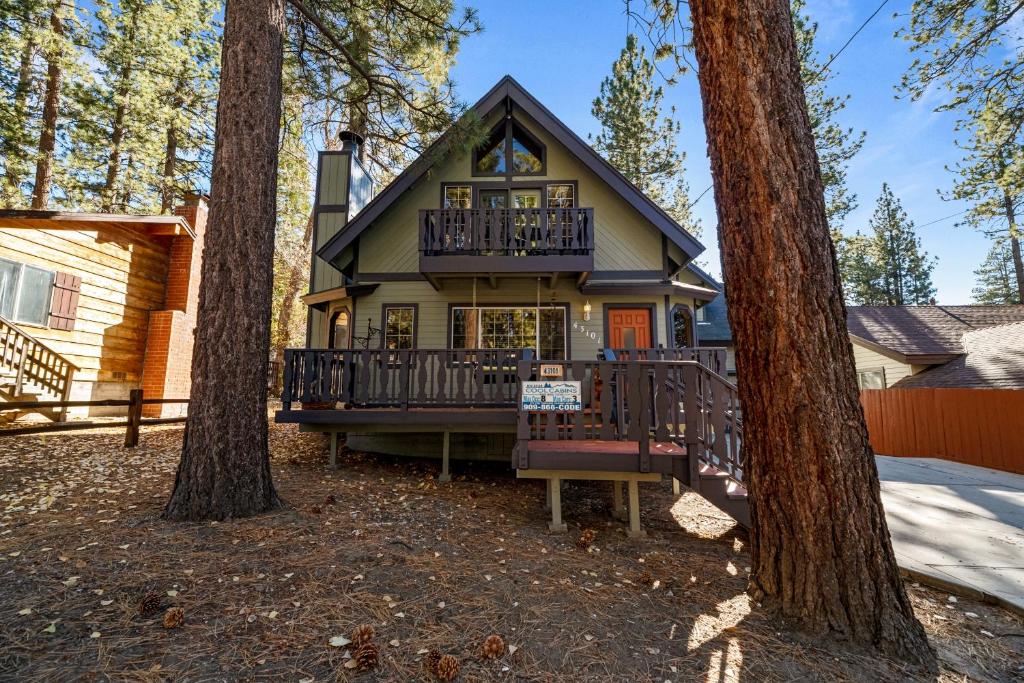 Sunset Chalet - Cozy and spacious cabin nestled among tall pines with ...