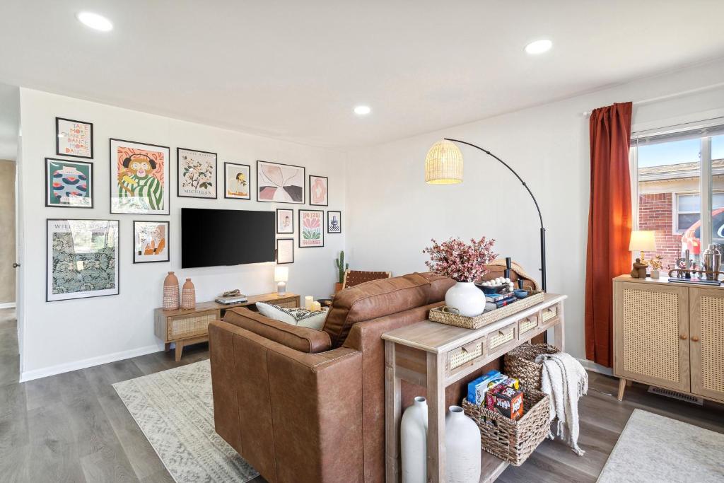 3BR Ranch by Royal Oak - Artful Metro Desert Oasis with 2 TVs, Madison ...