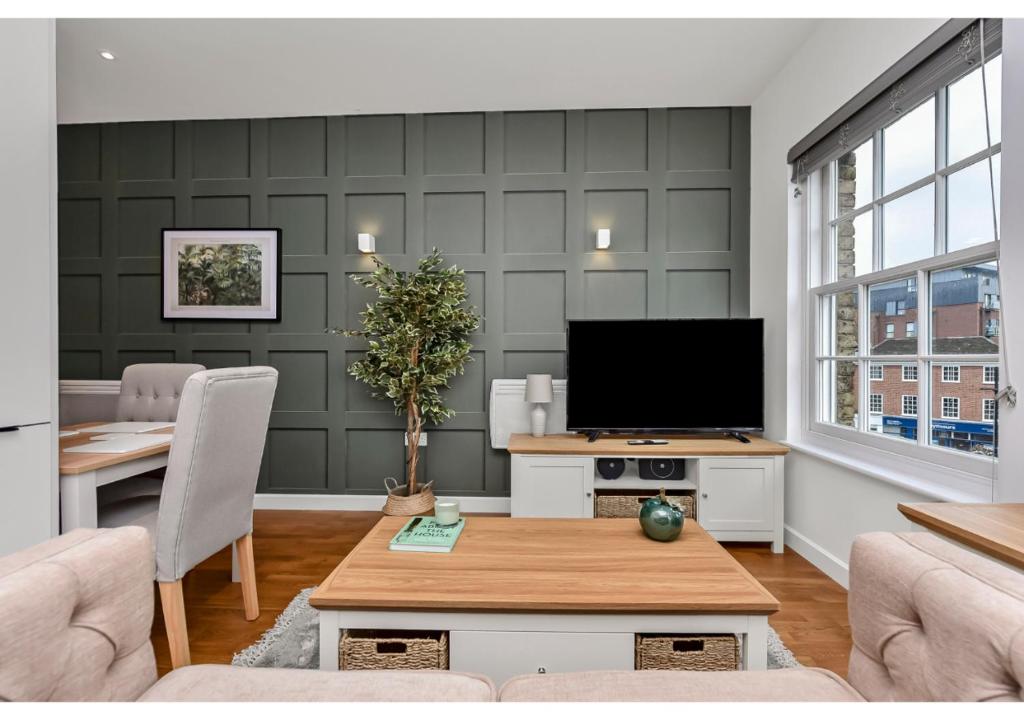 Newly Renovated Favoured Flat in Prime Location, Staines (updated ...