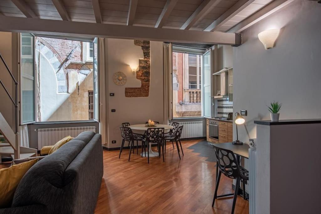 (Aquarium) Elegant Two-Level Apartment with In-Room Tub, Genova ...