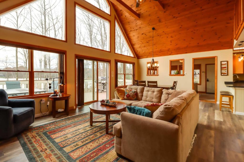 Lakefront Poconos Family Home with Pool Access, Pocono Lake (updated ...