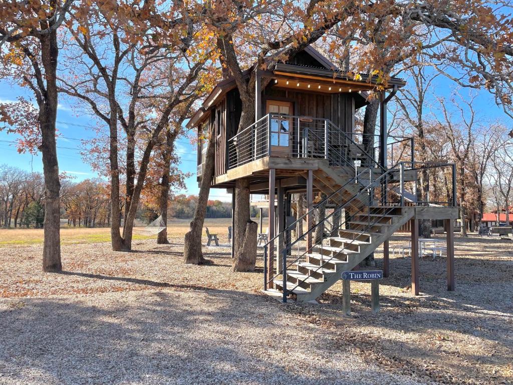 The Robin Treehouse 15 MIN to Magnolia Baylor, Elm Mott (updated prices ...