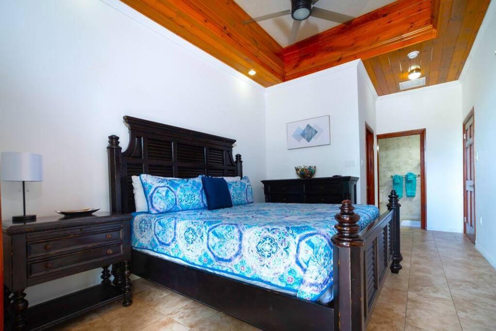 Lighthouse Point Resort Unit # 4, West Bay (updated prices 2024)