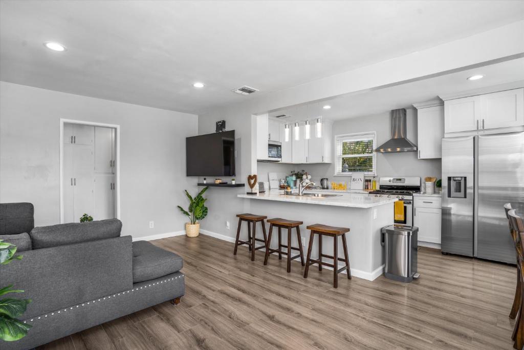 Cozy OC home with KING BED close to Disney/Beaches, Midway City ...