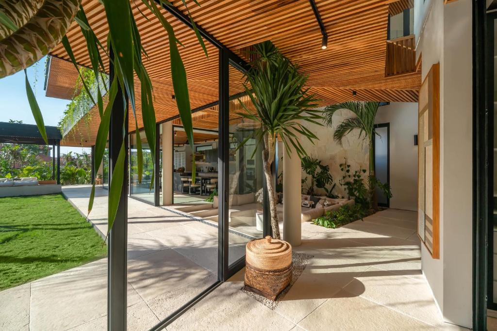 Villa Coco Bay - Iconic 8BR Tropical Villa Next to the Beach, Canggu ...