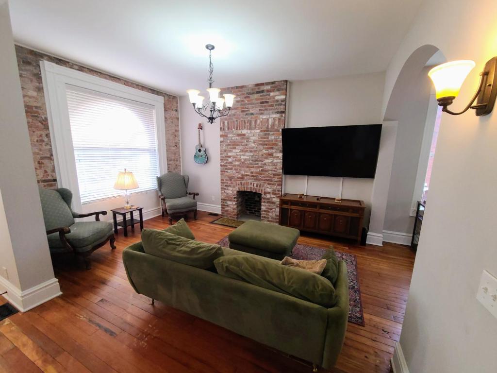 Ferienhaus Tower Grove House with Private Yard & 2 Car Garage (USA ...