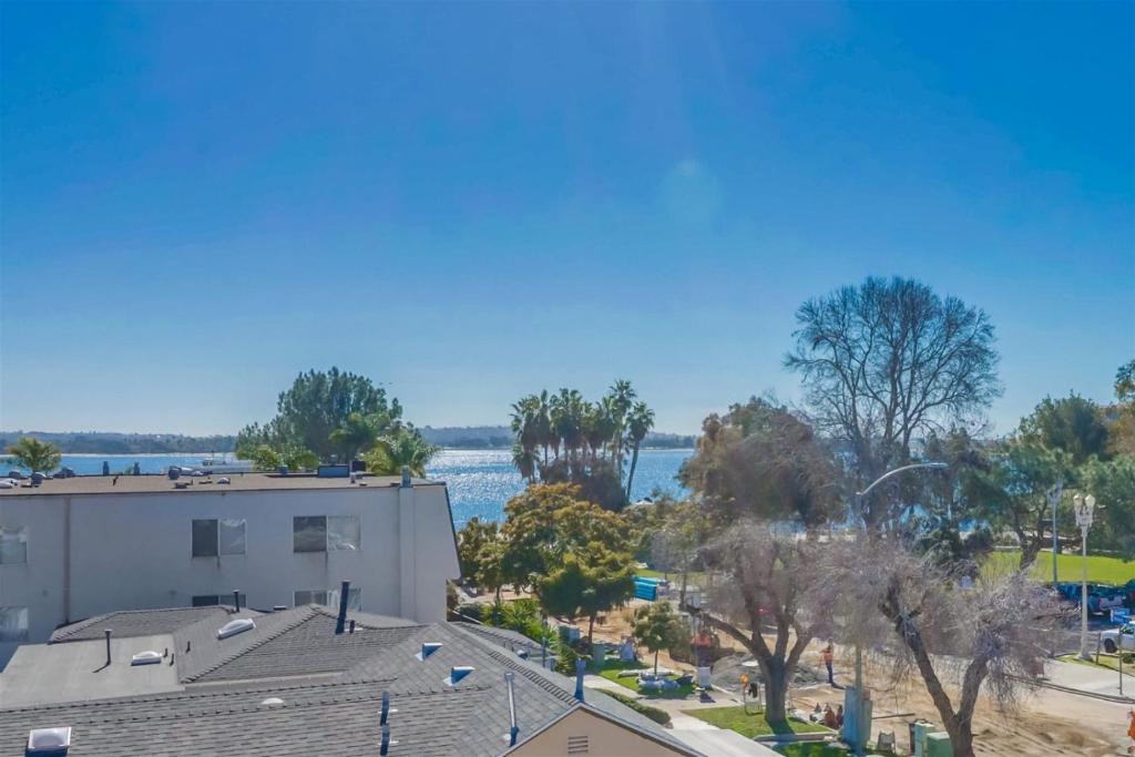Bay View Dream - Steps to Bay, Rooftop Patio & AC, San Diego (updated ...