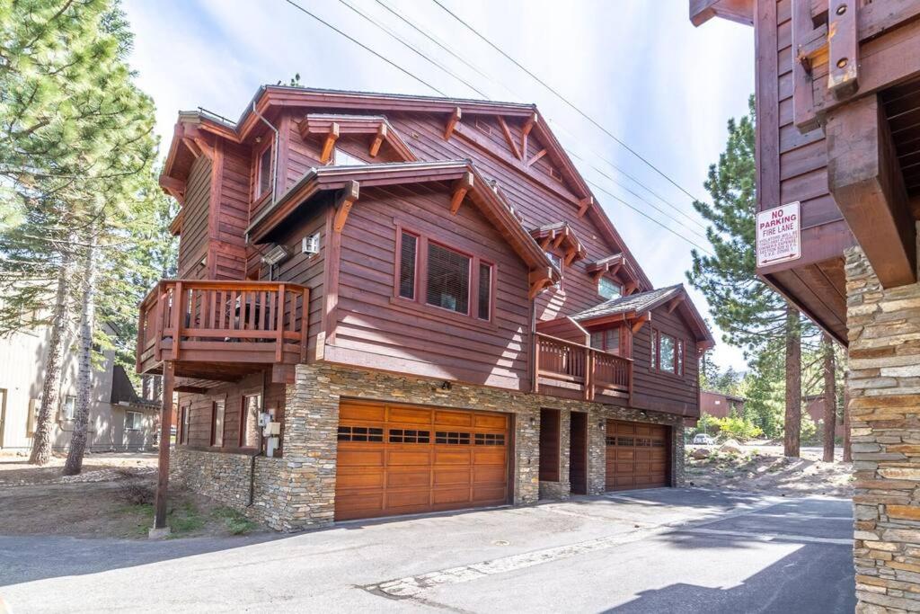 Luxury Townhome, Walk to the Village, Wifi, Private Spa & Garage ...