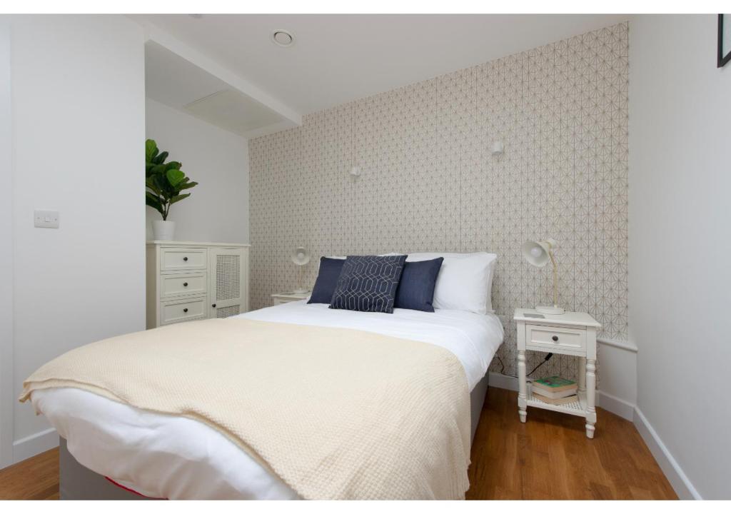 Airy One Bedroom Flat - Prime Location, Staines-upon-Thames ...