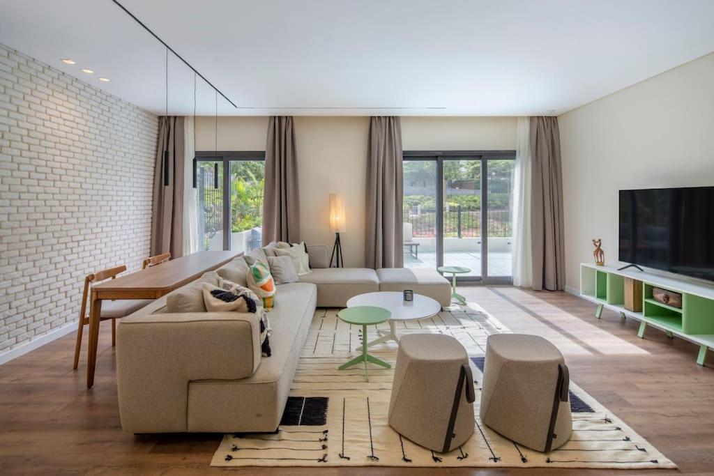 New Cairo 2BR Garden Apartment Near EDNC & CFC Mall, Cairo (preços ...