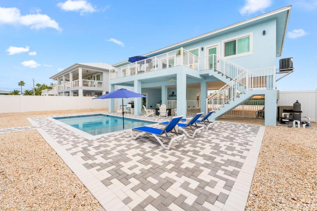 Blue Pearl New Waterfront Haven with Heated Pool ,70 Foot Dock, and ...