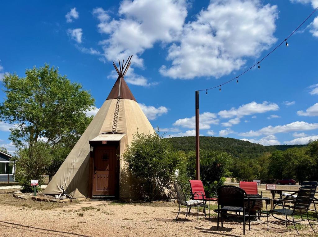 Rising Moon - Tipi 8, New Braunfels (updated prices 2024)