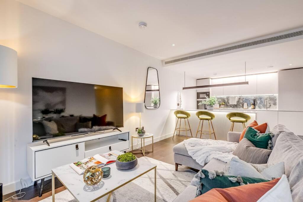 2BR London Hideaway with Balcony Near Westfield Mall, London (updated ...