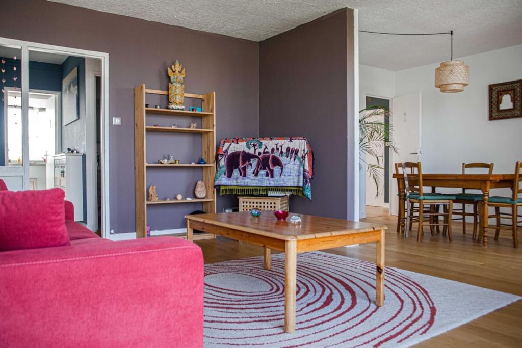 Large cosy cocoon - downtown on foot, Cenon (updated prices 2025)